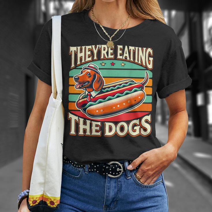 They’Re Eating The Dogs Retro Dachshund Weiner T-Shirt | Mazezy DE